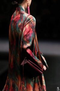 荷木HEMU丨2024AW“大美之颂”上海时装周新品发布完美落幕 | 梦海传播|中国服饰商情网