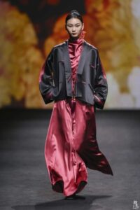 荷木HEMU丨2024AW“大美之颂”上海时装周新品发布完美落幕 | 梦海传播|中国服饰商情网