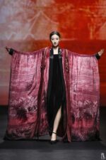 荷木HEMU丨2024AW“大美之颂”上海时装周新品发布完美落幕 | 梦海传播|中国服饰商情网