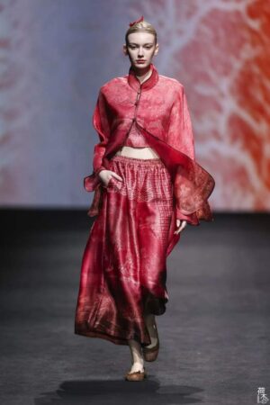 荷木HEMU丨2024AW“大美之颂”上海时装周新品发布完美落幕 | 梦海传播|中国服饰商情网