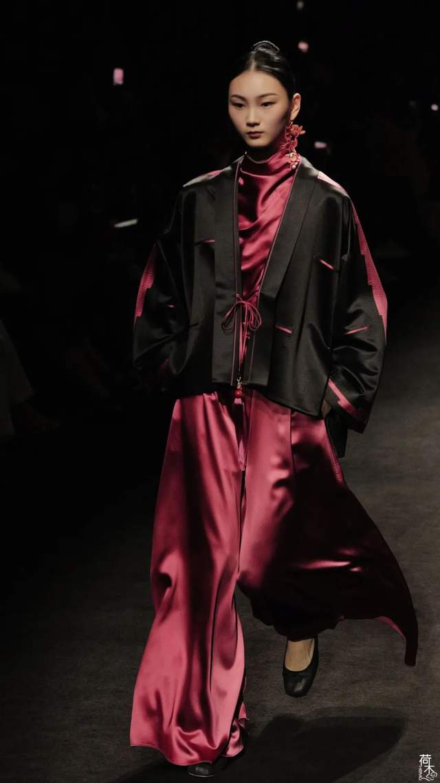 荷木HEMU丨2024AW“大美之颂”上海时装周新品发布完美落幕 | 梦海传播|中国服饰商情网